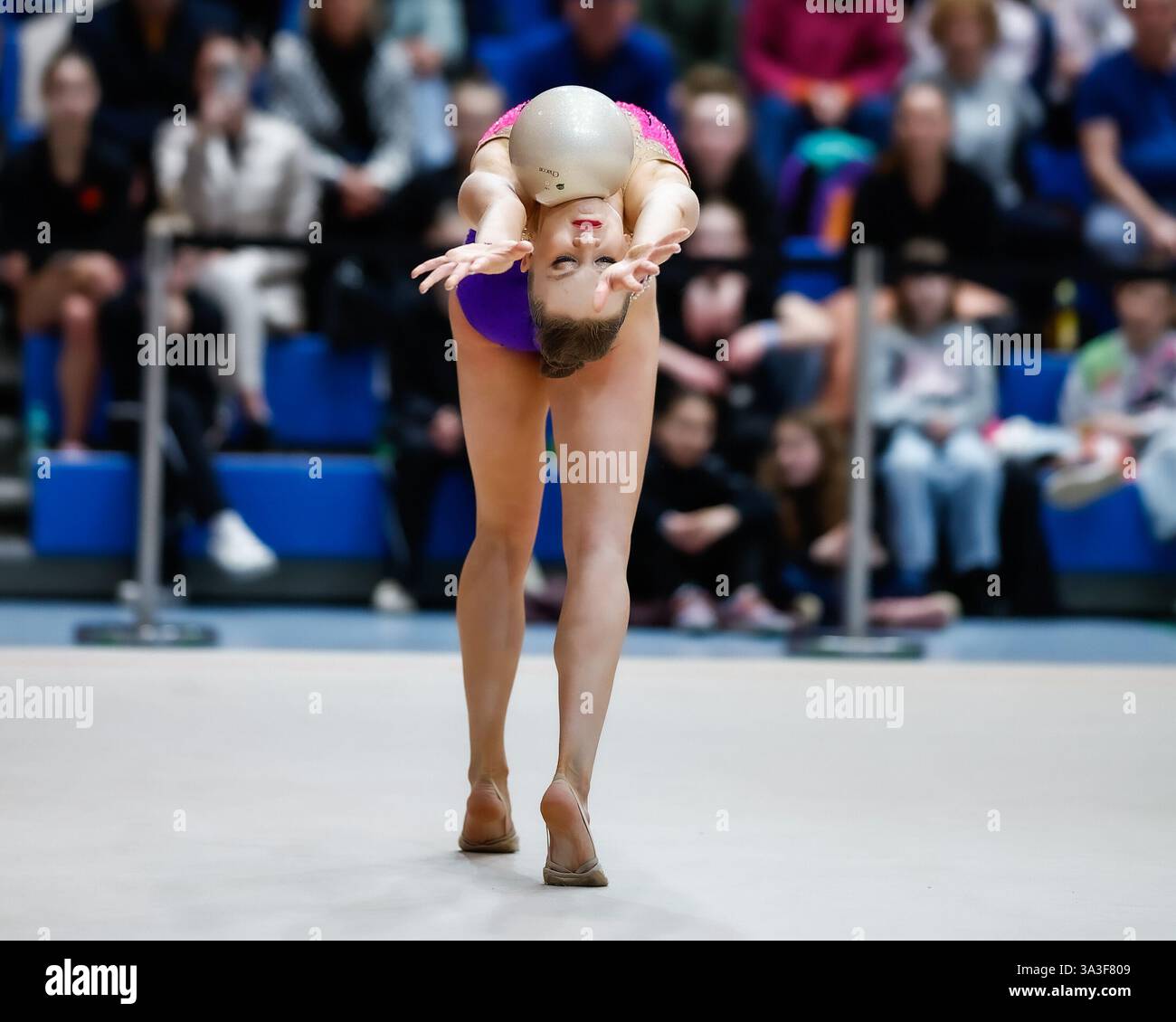 Yana Golovan (USA) beim Mehrkampf; Gymnastik International am 15.03.2025 in der 1-2-3 Sporthalle ...