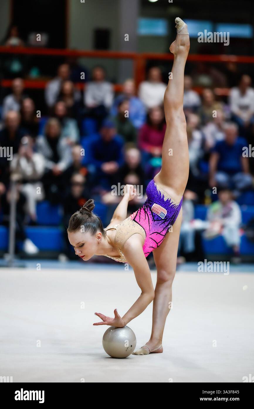 Yana Golovan (USA) beim Mehrkampf; Gymnastik International am 15.03.2025 in der 1-2-3 Sporthalle ...