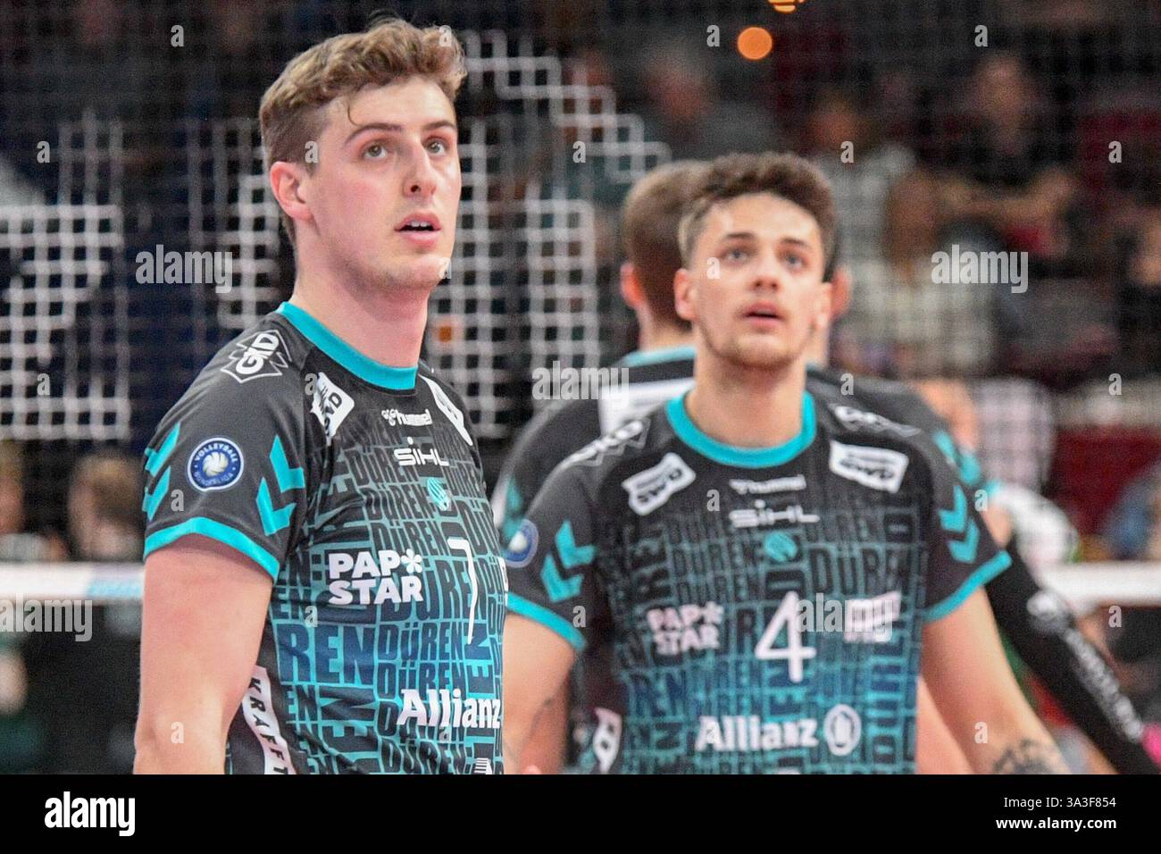 v.li.: Alex Knight (Powervolleys Düren, 7), Gregor Pernus ...