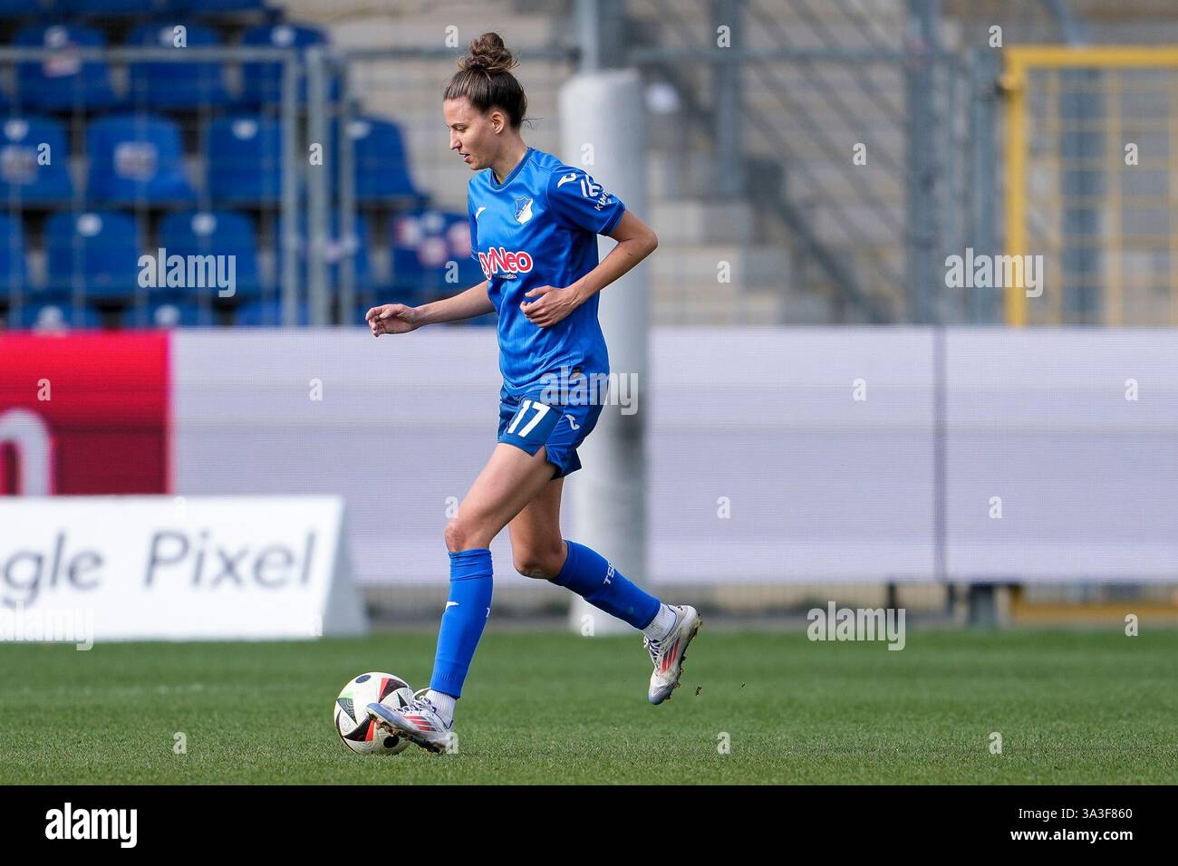 Franziska Harsch (TSG, 17), am Ball, Freisteller, Ganzkörper, Einzelbild, Einzelfoto, Aktion ...