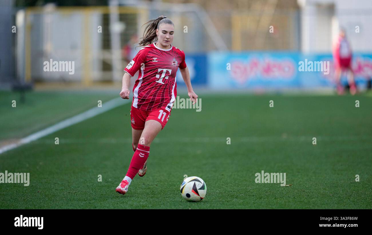 Alena Bienz (Köln, 11), am Ball, Freisteller, Ganzkörper, Einzelbild ...