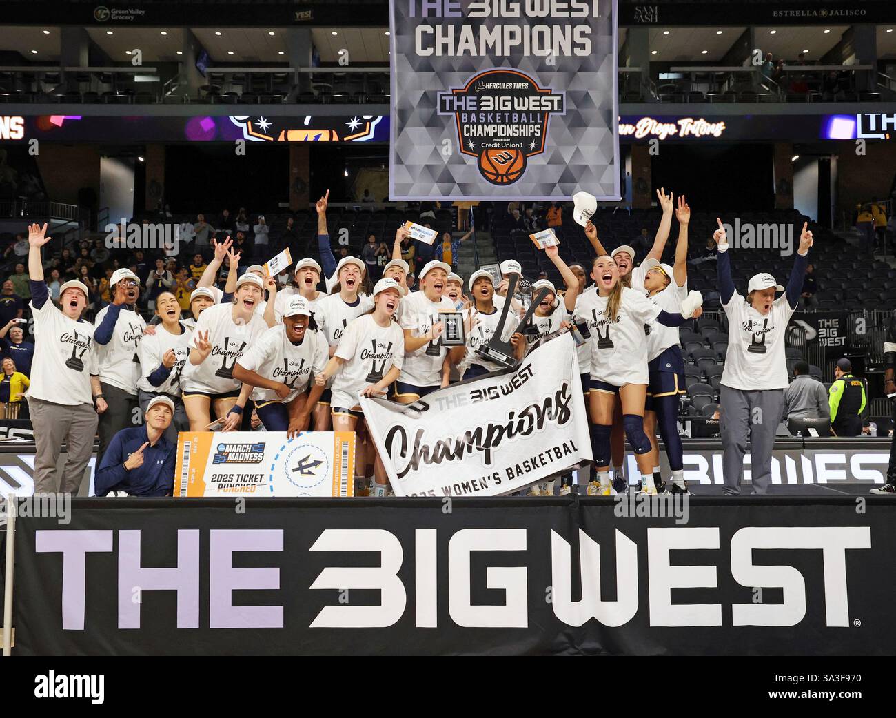 UC San Diego players celebrate after defeating UC Davis in an NCAA ...