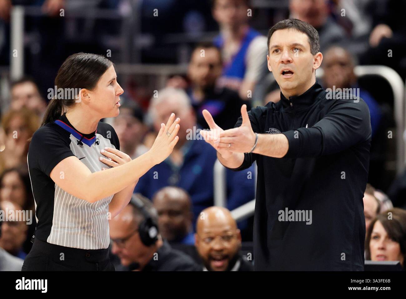 Oklahoma City Thunder head coach Mark Daigneault argues with referee ...