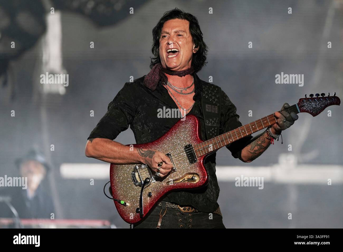 Singer Saul Hernandez of the Mexican band Caifanes performs during the ...