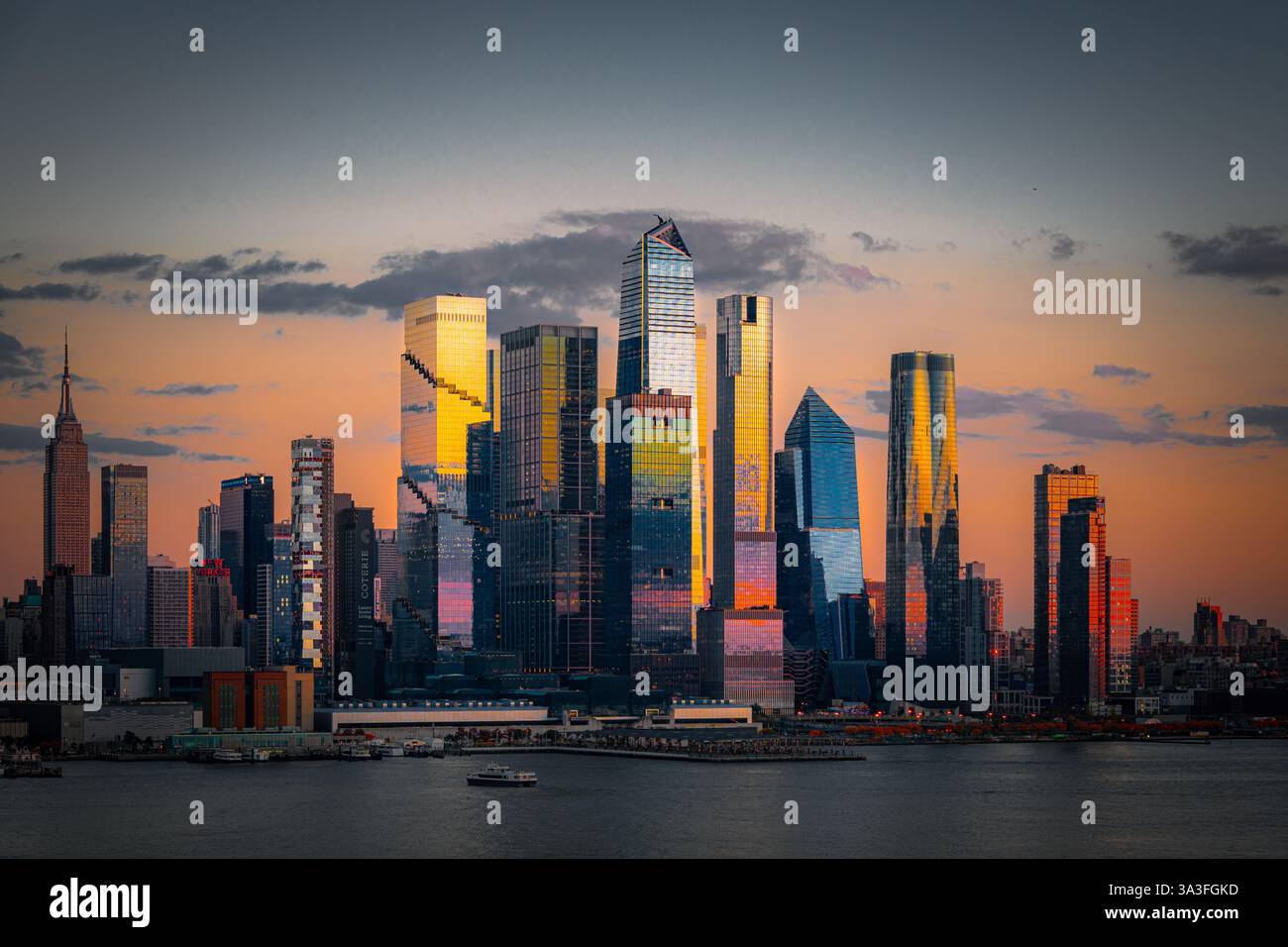 Construction development hudson yards hi-res stock photography and ...