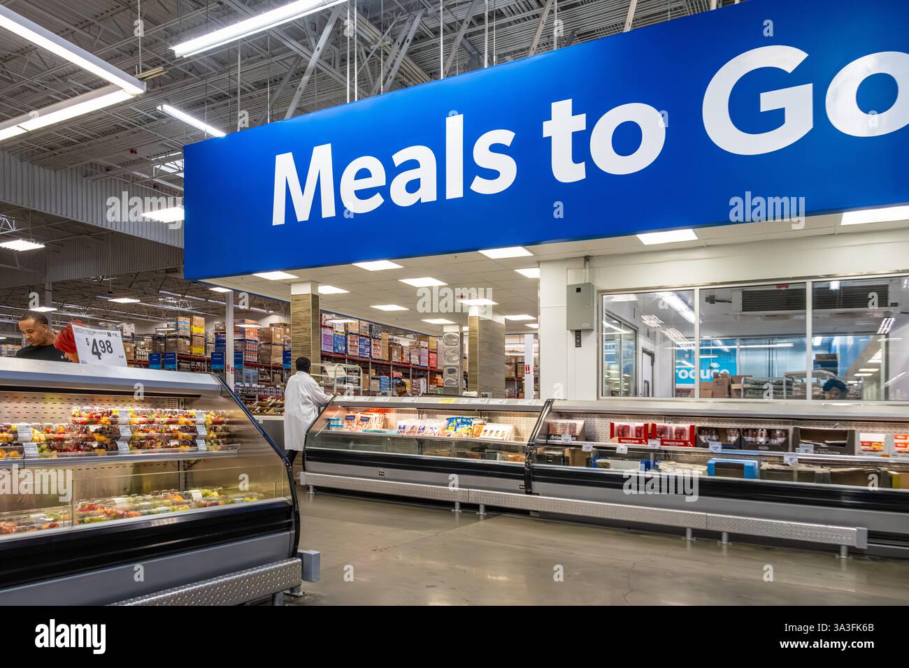 People go to the metro store hi-res stock photography and images - Alamy