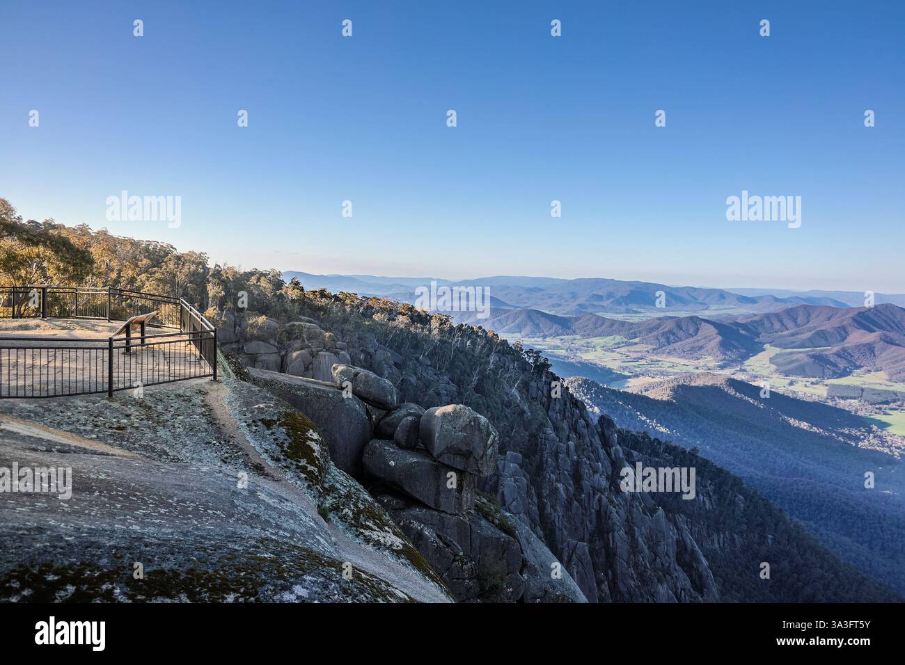 Scenic alpine outback view from Bents Lookout points at Mount Buffalo ...