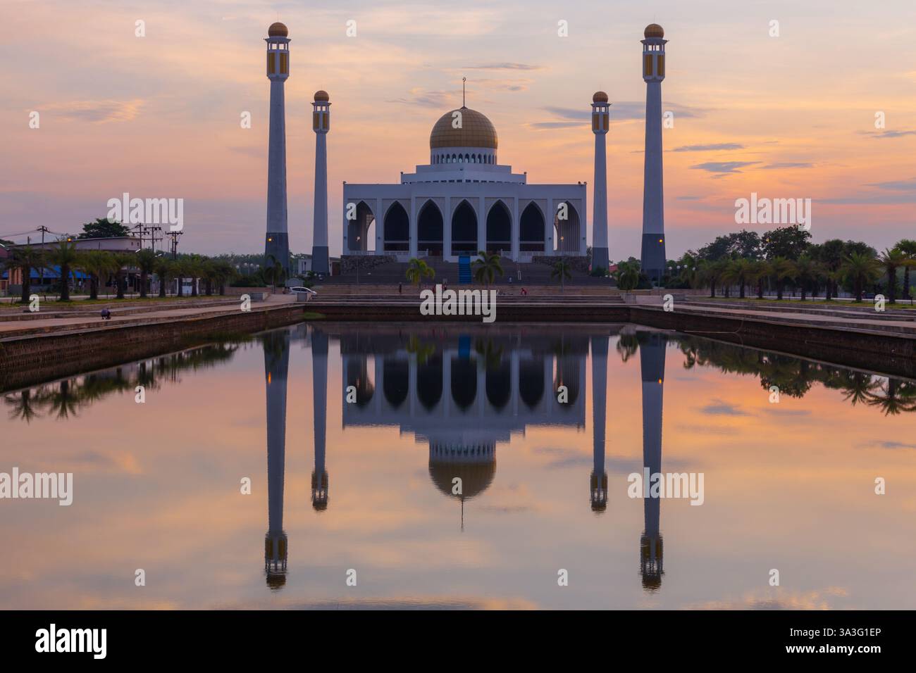 Songkhla Central Mosque is located on Lopburi-Ramesuan Road, Khlong Hae ...