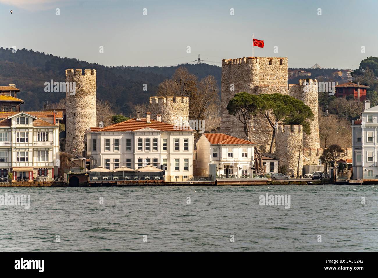 Dorf und Festung Anadolu Hisarı am Bosporus in Istanbul, Türkei ...