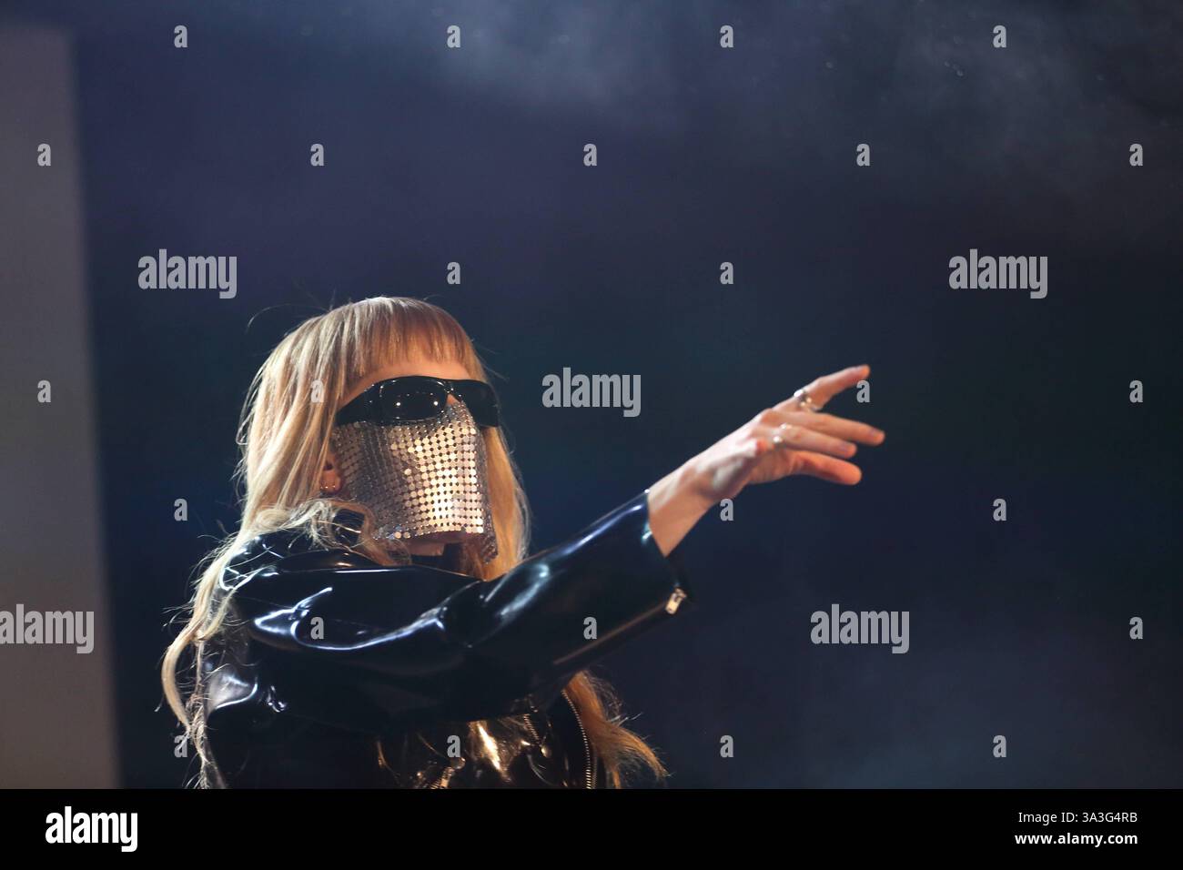 Myss Keta bei einem Konzert im Festsaal Kreuzberg in Berlin, 15. März 2025. Myss Keta Konzert ...