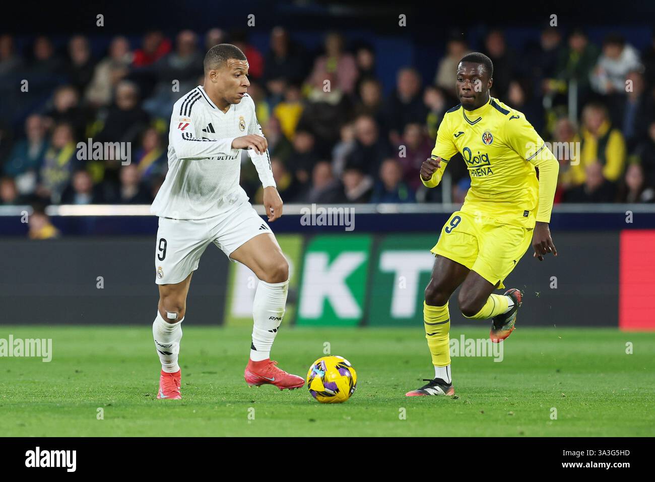 Kylian Mbappe of Real Madrid and Nicolas Pepe of Villarreal during the ...