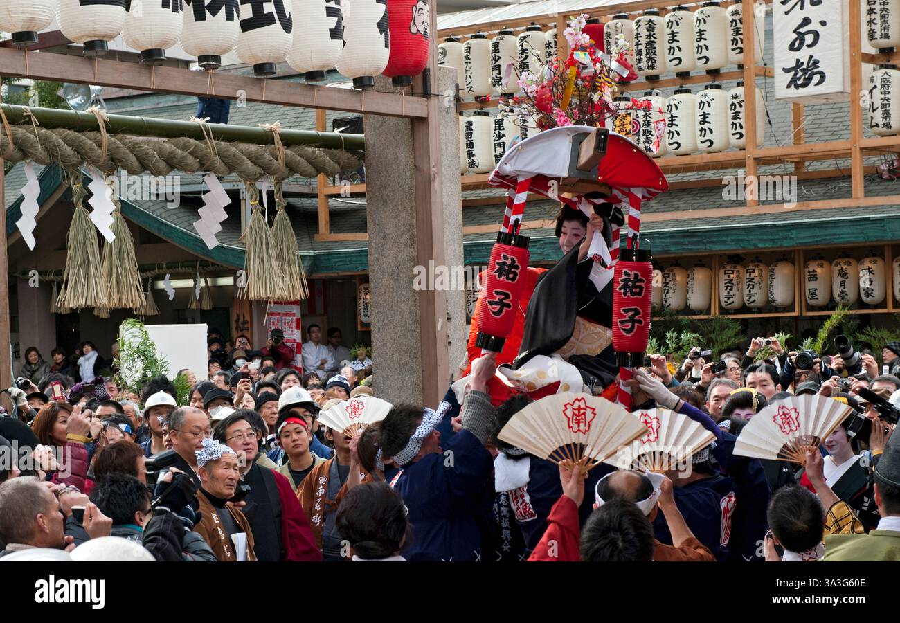 Palanquin hi-res stock photography and images - Alamy