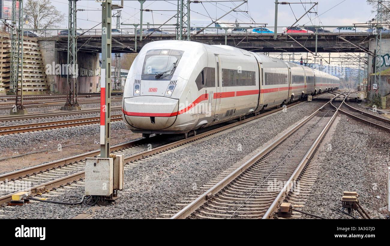 Eisenbahnverkehr im Bahnhof Kassel Wilhelmshöhe Intercity Express Zug ...