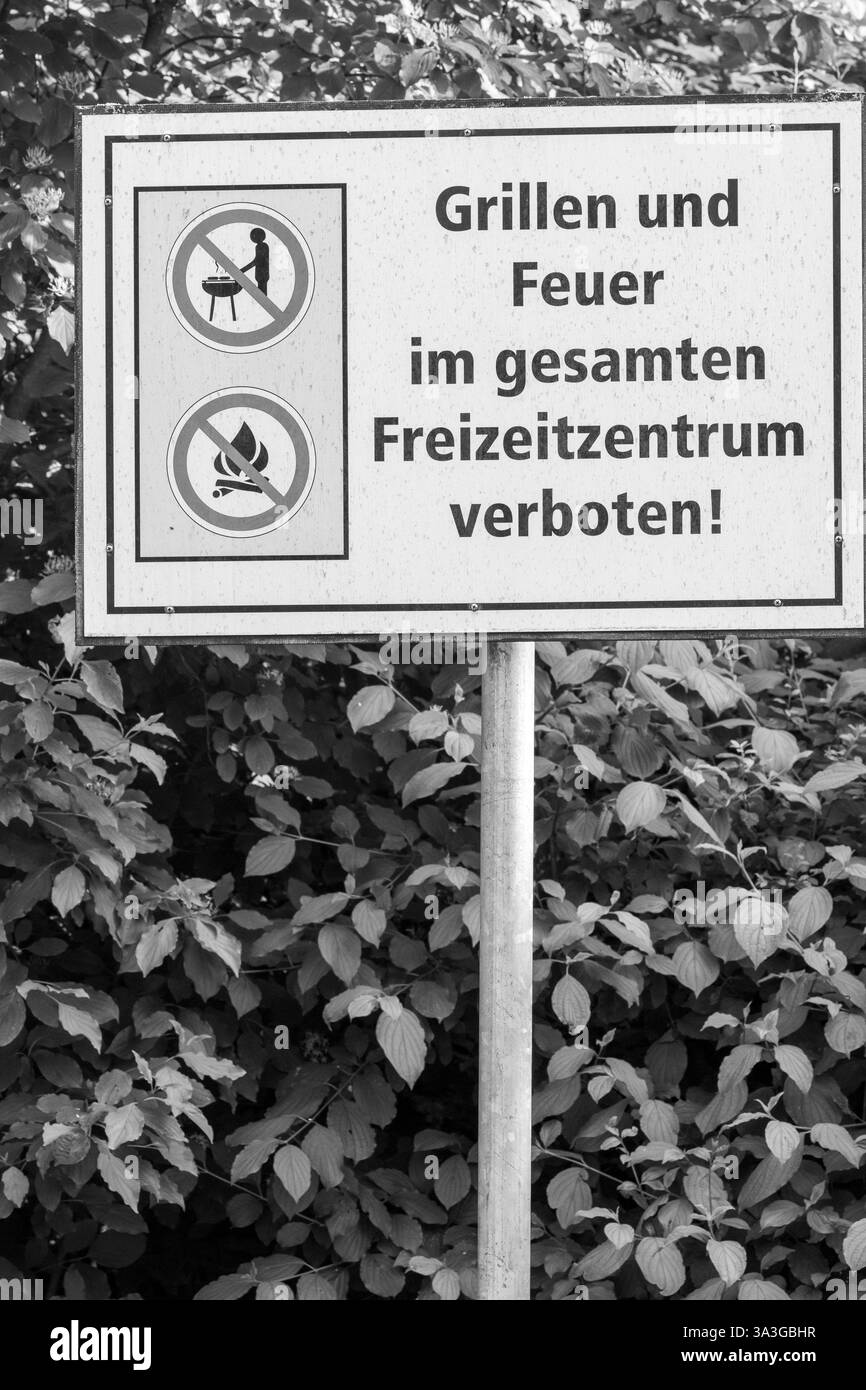 Warning sign with a barbecue grill forbidden to grill Stock Photo - Alamy