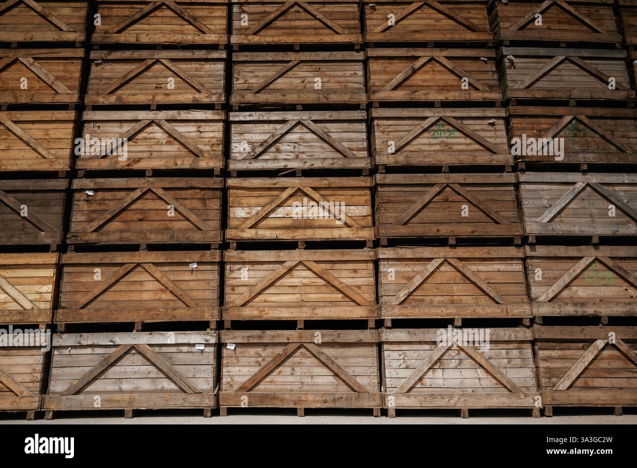 Stacked wooden crates hi-res stock photography and images - Alamy