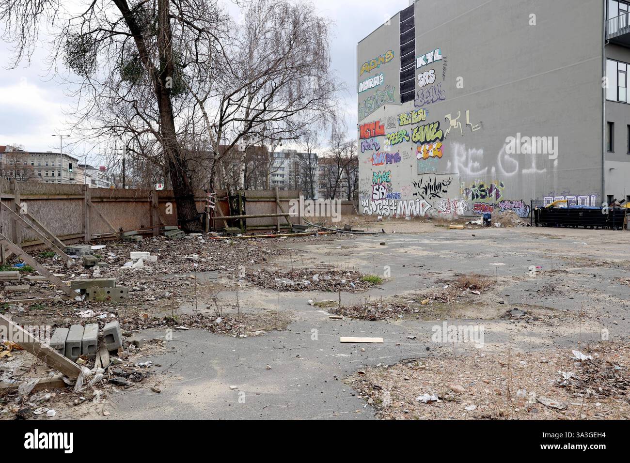 13.03.2025, Berlin - Deutschland. Blick auf die Brache Stromstraße Ecke ...