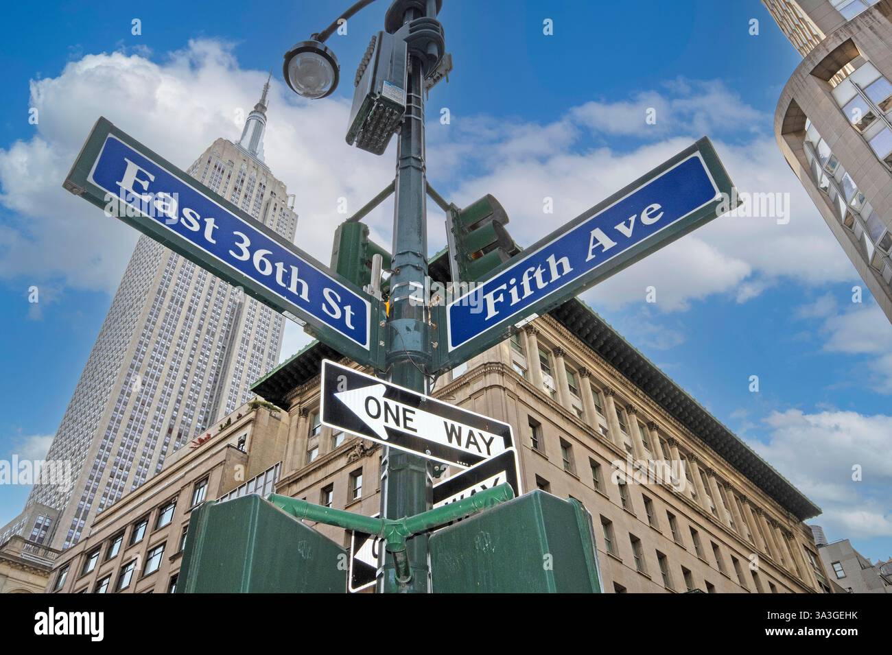 Corner between the 5th Ave e the 36th St, on the left the Empire State Building, Manhattan, New ...