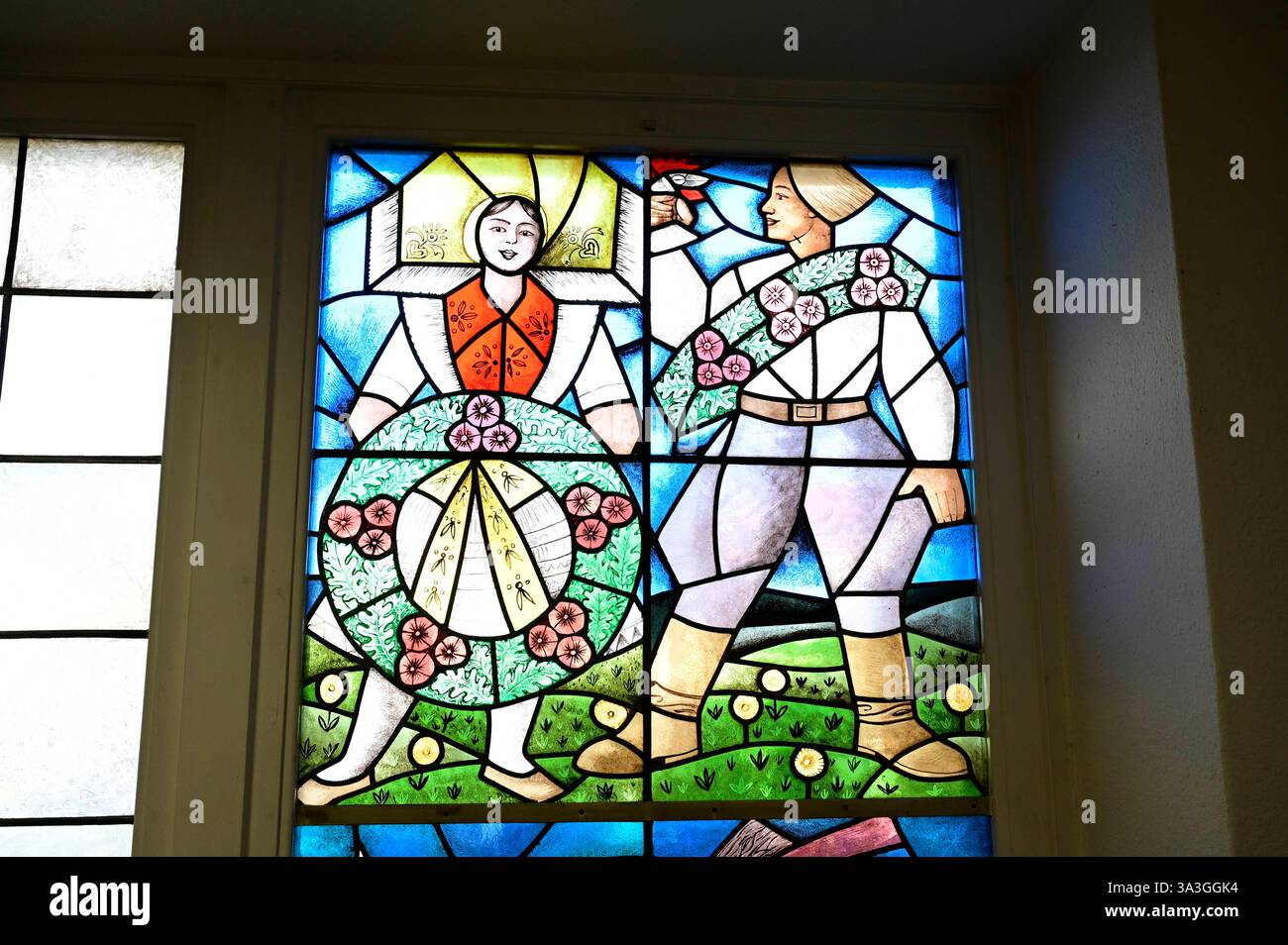 Bleiglasfenster mit der Darstellung sorbischer Bräuche in der Eingangshalle im Haus der Sorben ...