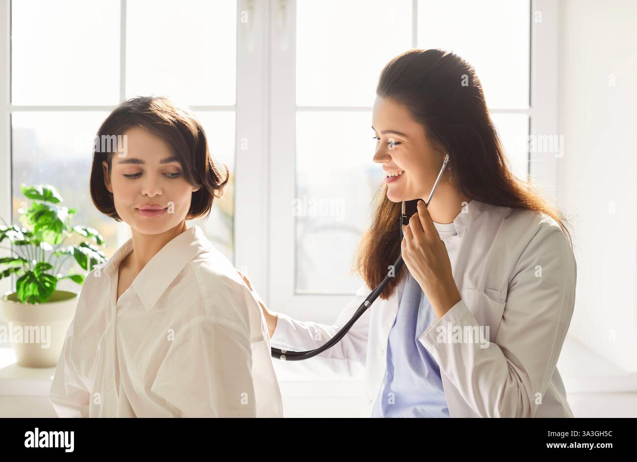Doctor Checking Patient Lungs With Stethoscope Stock Photo - Alamy