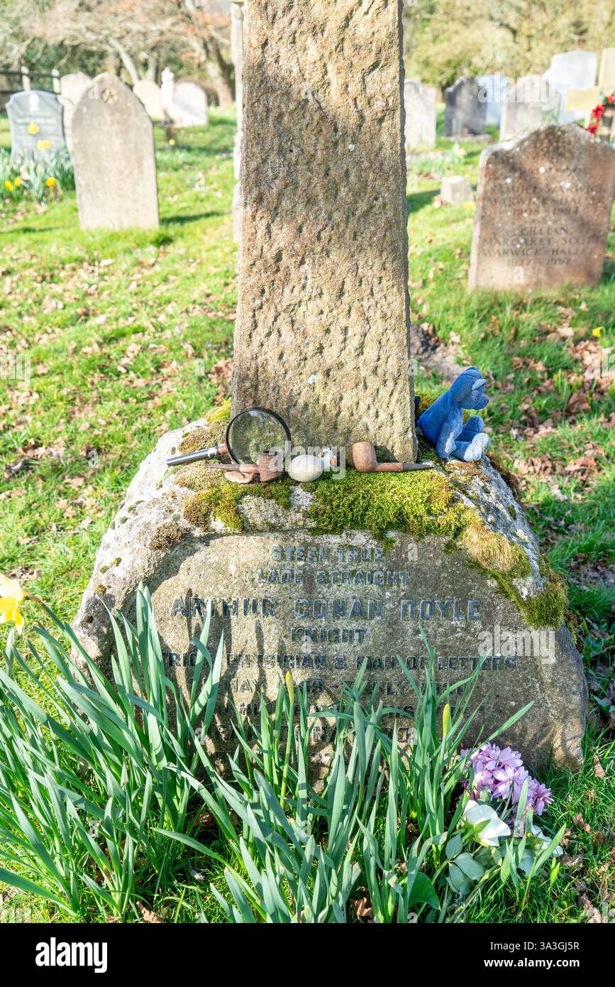 Sir Arthur Conan Doyles grave in Minstead church yard Stock Photo - Alamy