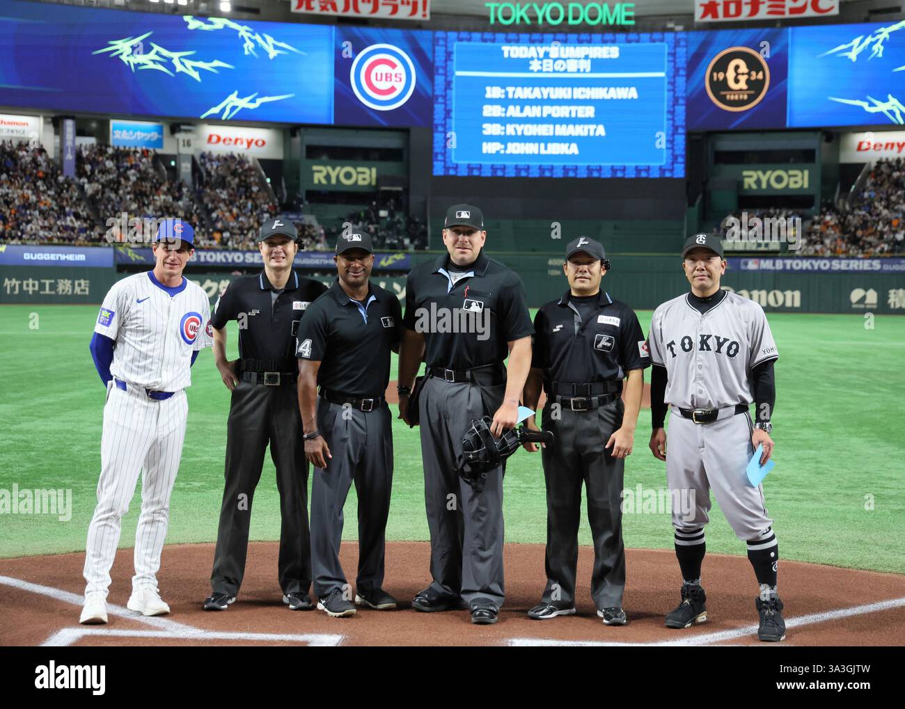 Chicago Cubs' Manager Craig Counsell (far left) and Yomiuri Giants ...