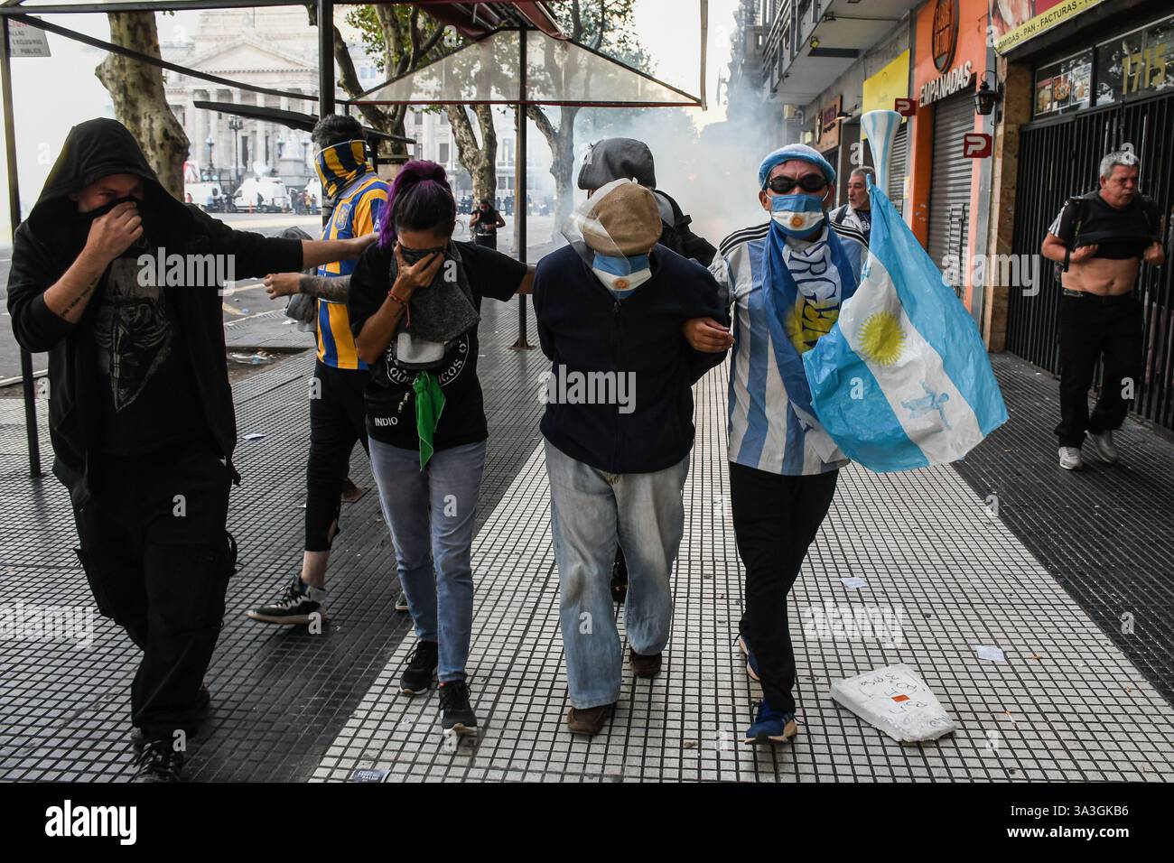 Buenos Aires, Argentina. 12th Mar, 2025. Retirees and protesters flee ...