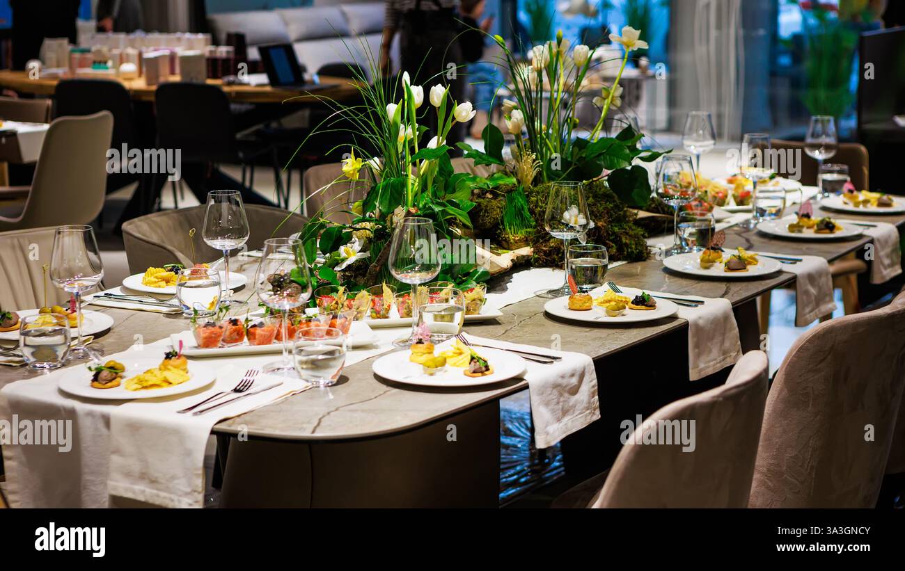 Elegant table decor for luxury dining with floral centerpieces Stock Photo - Alamy