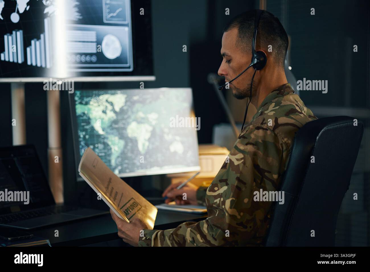 Military intelligence analyst hi-res stock photography and images - Alamy