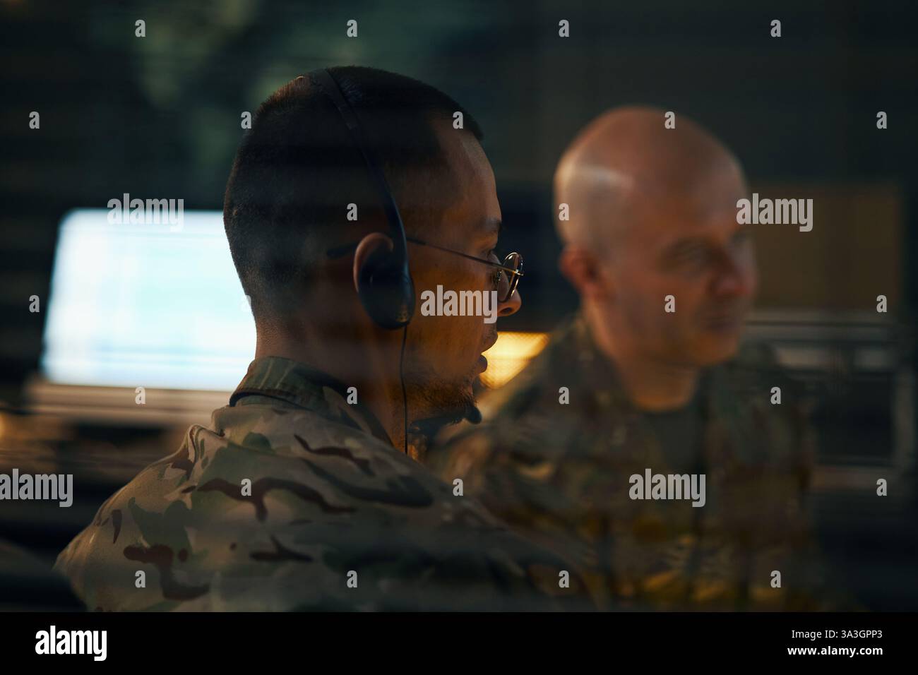 Army team control center hi-res stock photography and images - Alamy