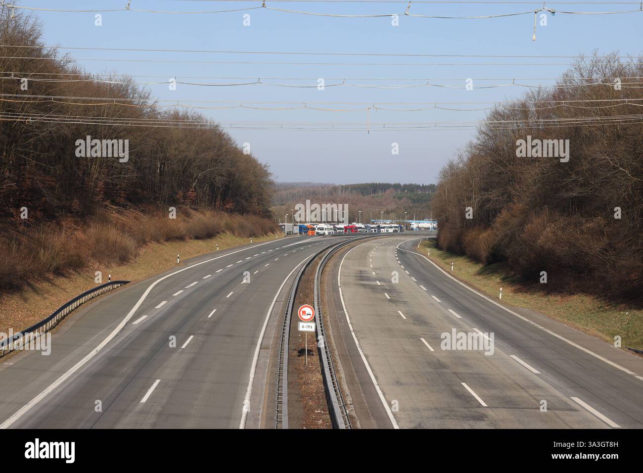 Fuer Für die Arbeiten an den neuen Stromleitungen wird ein Netz zur Absicherung ueber über die ...