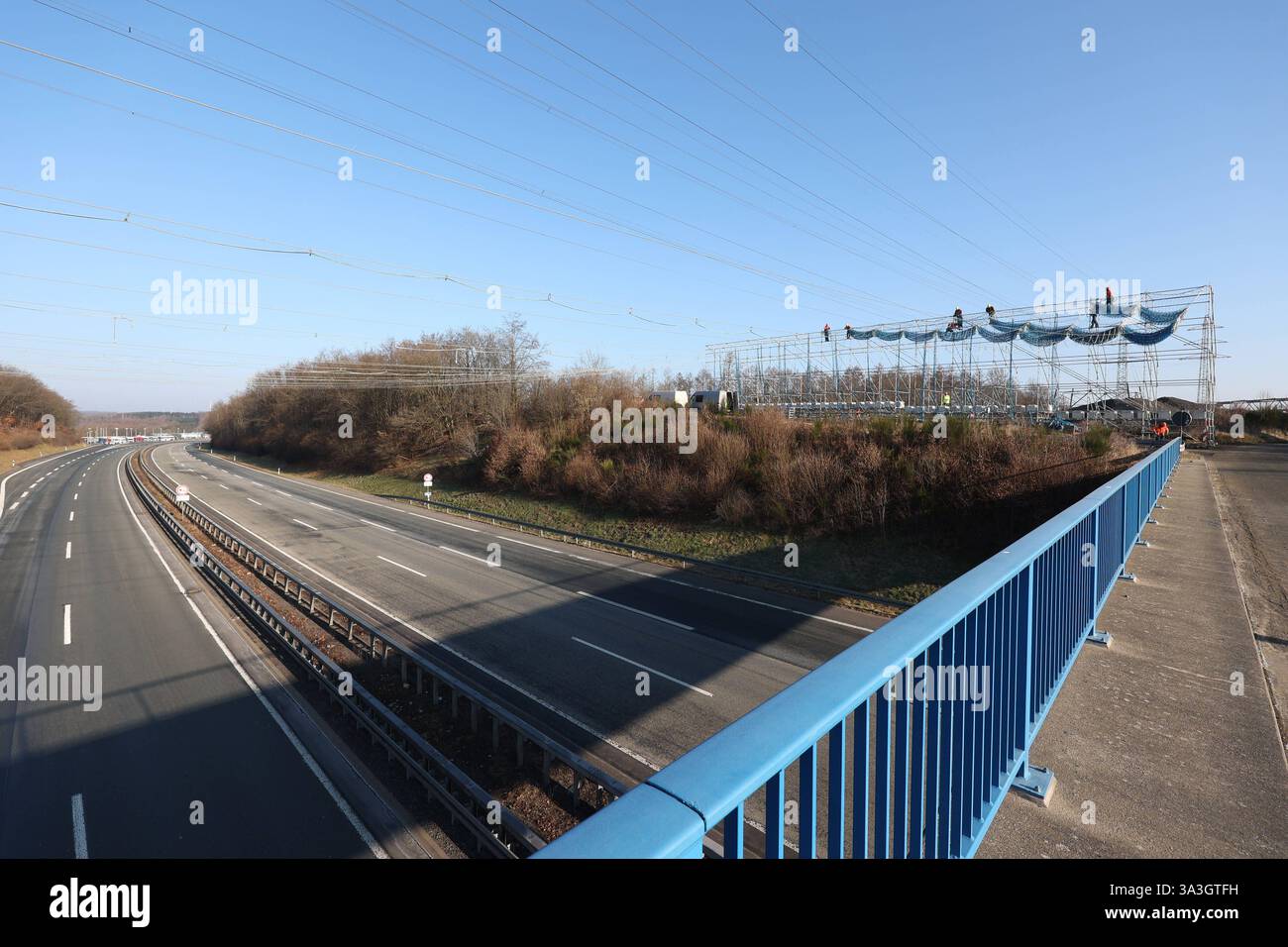 Fuer Für die Arbeiten an den neuen Stromleitungen wird ein Netz zur Absicherung ueber über die ...