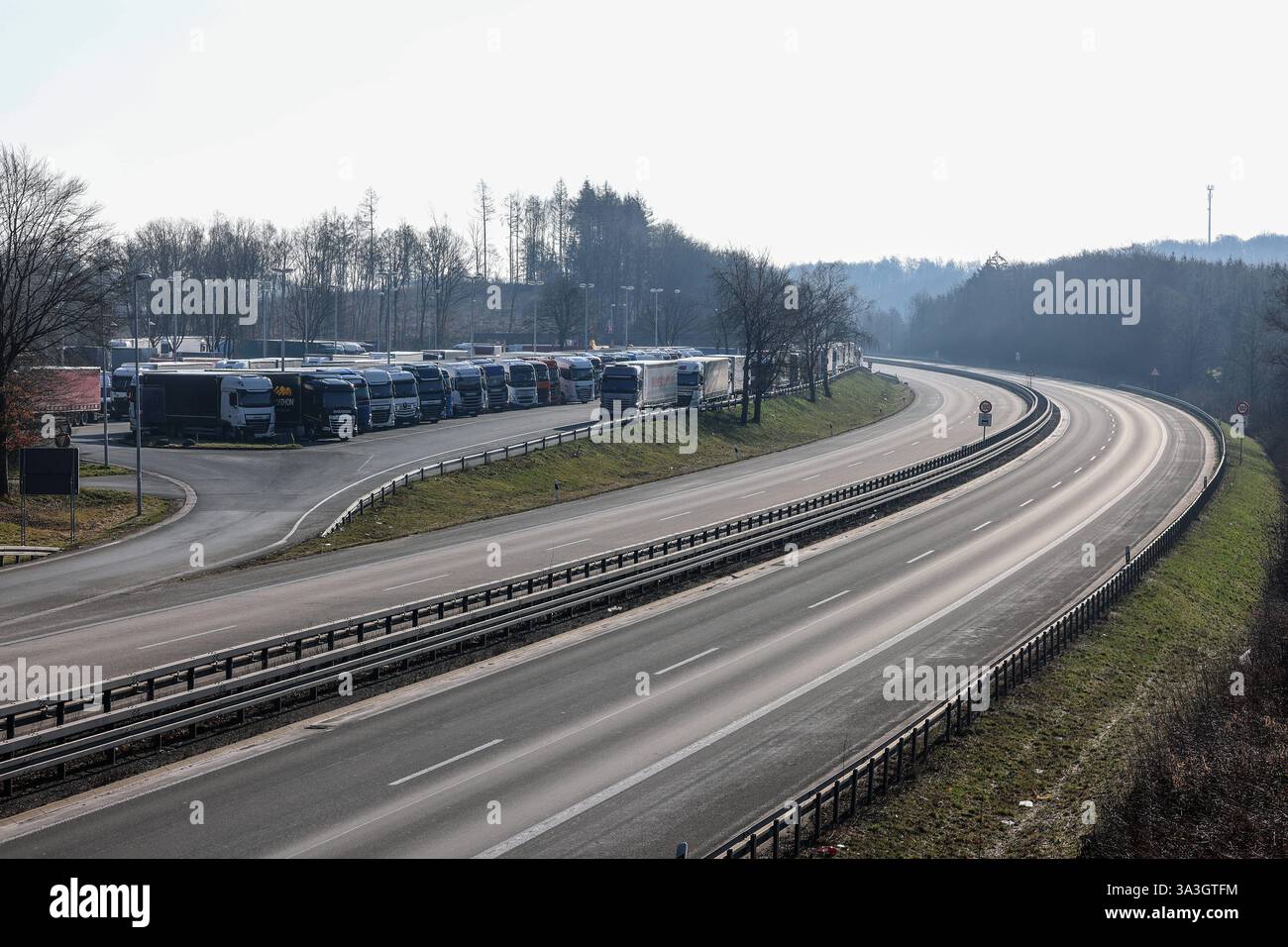 Fuer Für die Arbeiten an den neuen Stromleitungen wird ein Netz zur Absicherung ueber über die ...