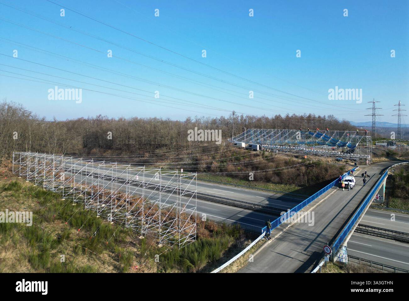 Fuer Für die Arbeiten an den neuen Stromleitungen wird ein Netz zur Absicherung ueber über die ...