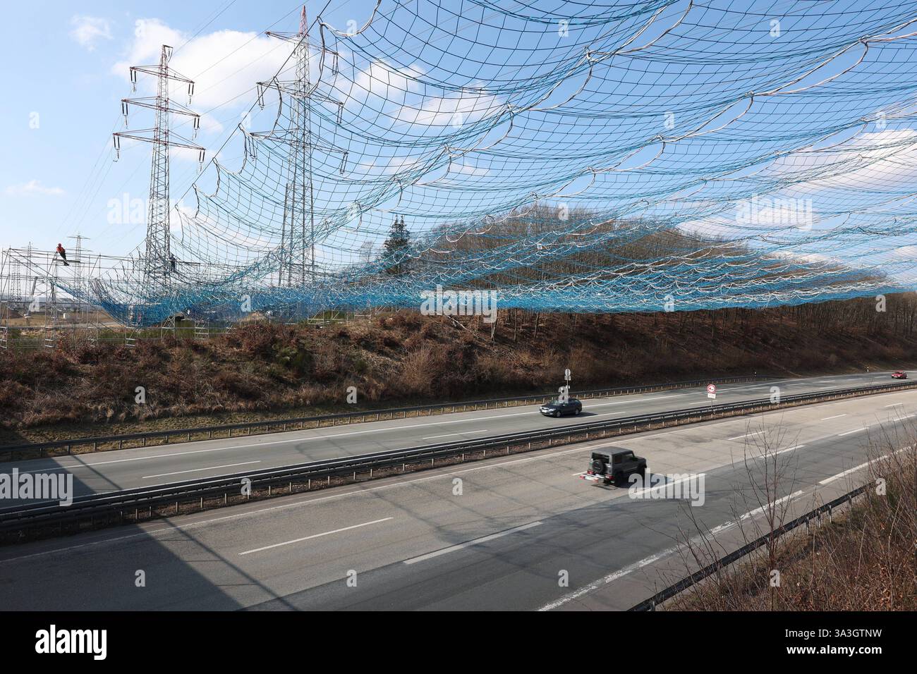 Fuer Für die Arbeiten an den neuen Stromleitungen wird ein Netz zur Absicherung ueber über die ...