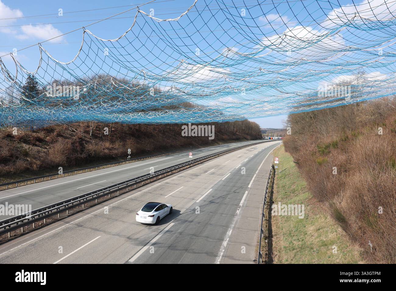 Fuer Für die Arbeiten an den neuen Stromleitungen wird ein Netz zur Absicherung ueber über die ...