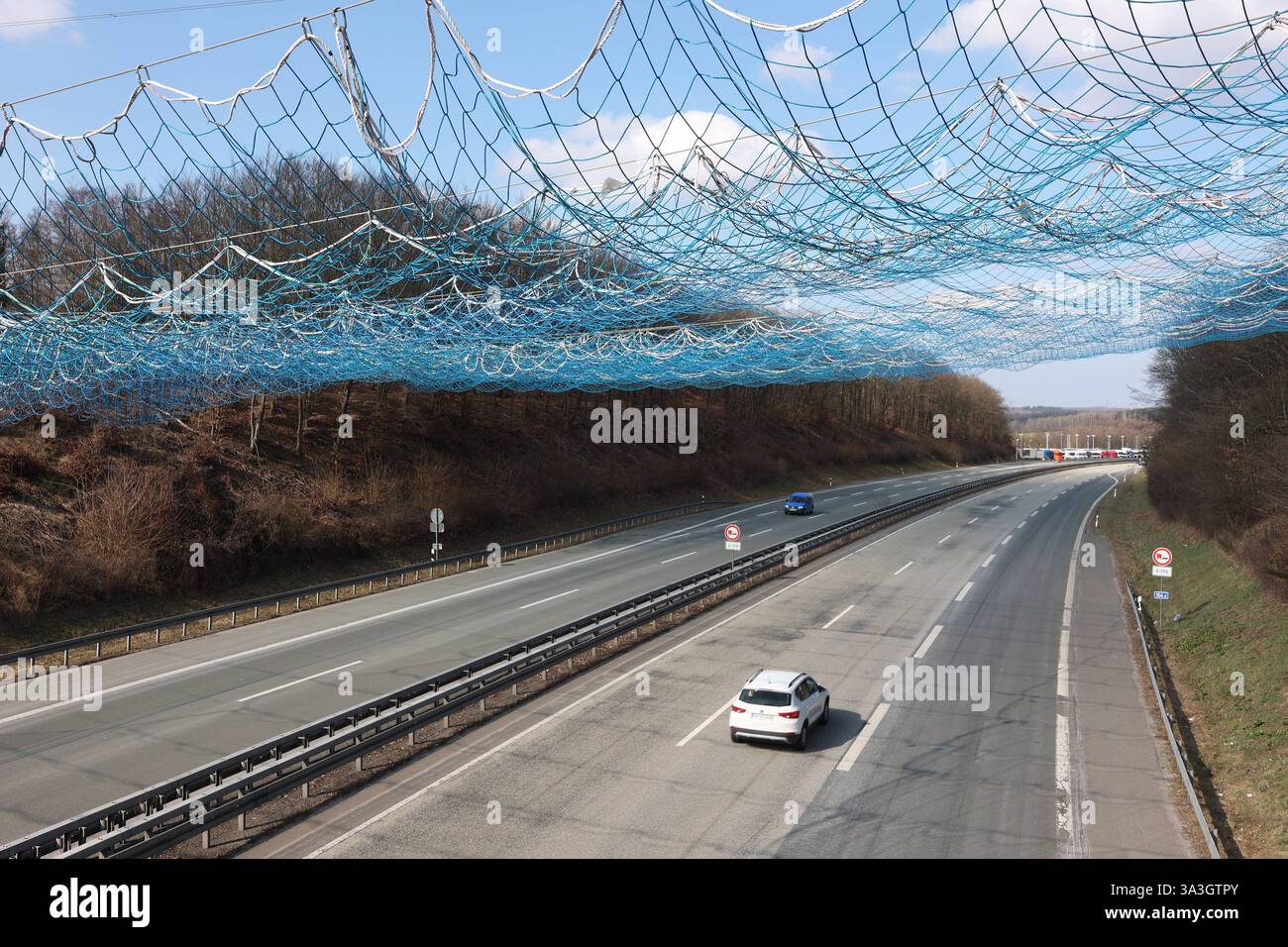 Fuer Für die Arbeiten an den neuen Stromleitungen wird ein Netz zur ...