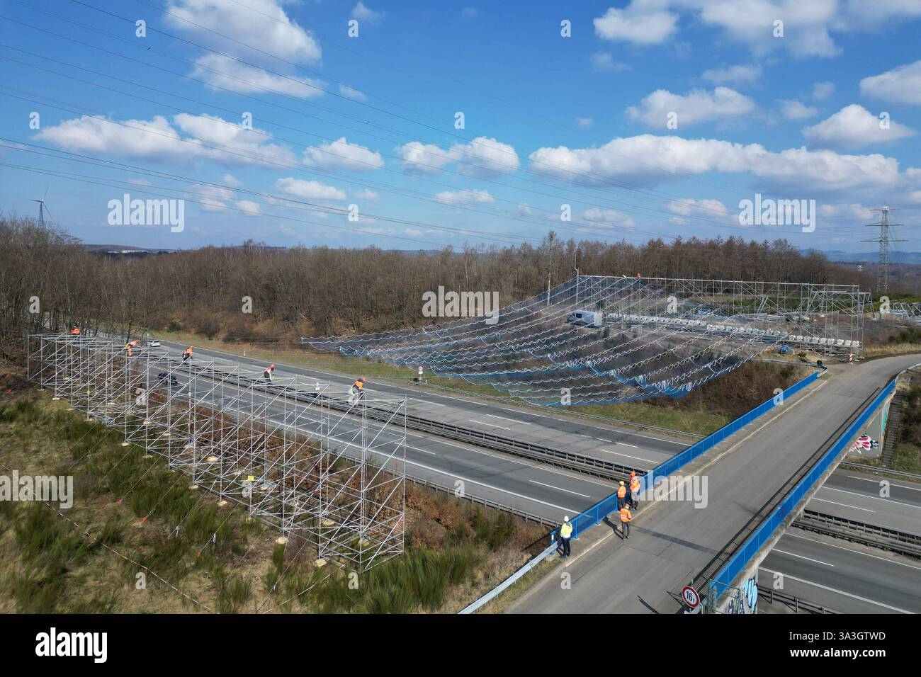 Fuer Für die Arbeiten an den neuen Stromleitungen wird ein Netz zur Absicherung ueber über die ...