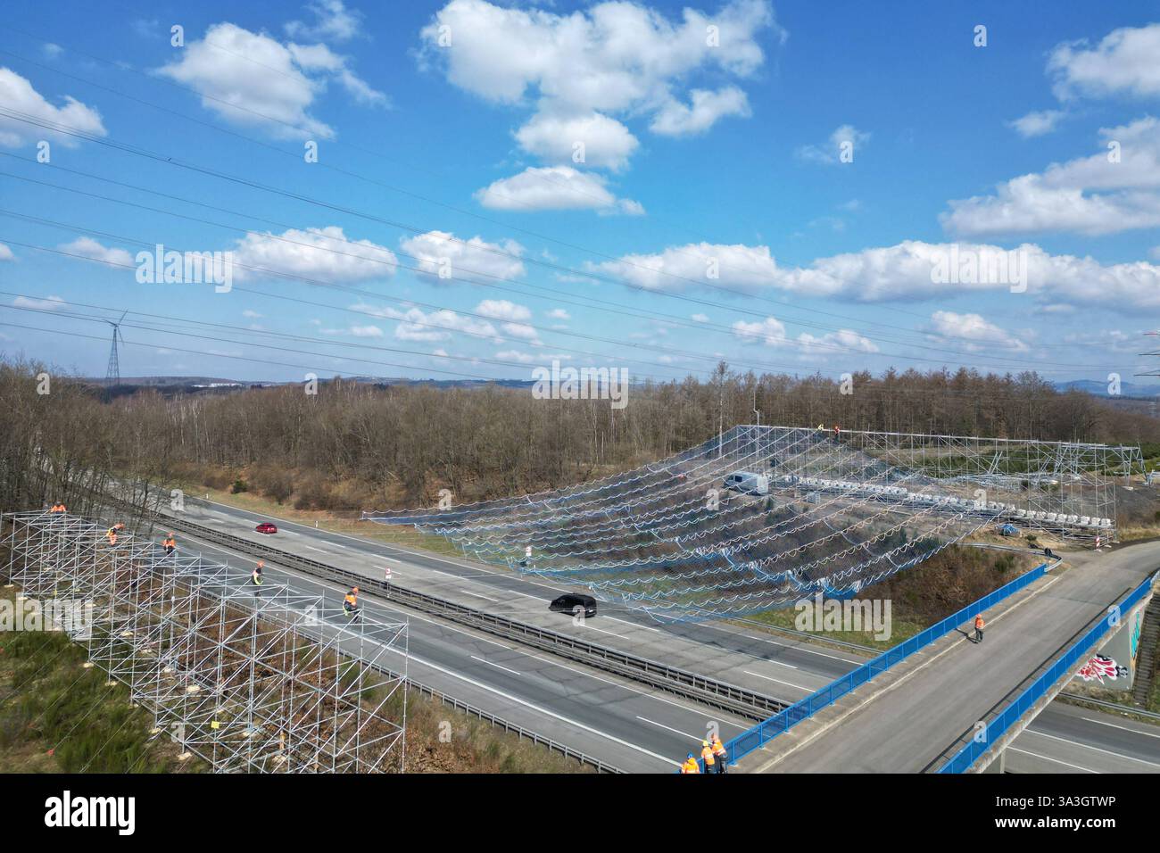 Fuer Für die Arbeiten an den neuen Stromleitungen wird ein Netz zur Absicherung ueber über die ...