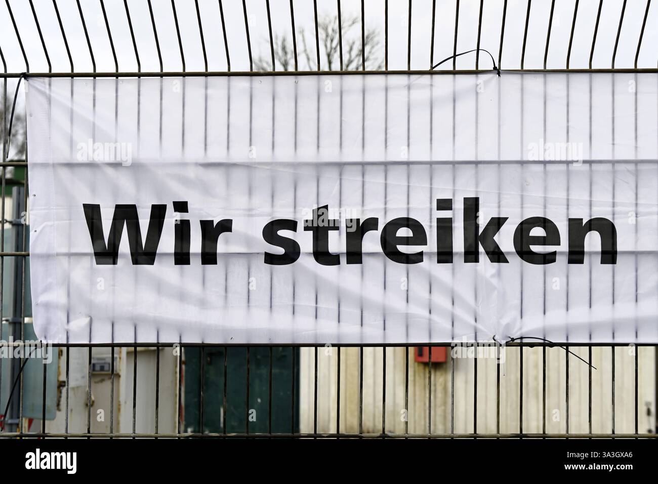 Banner mit Aufschrift Wir streiken am Recyclinghof Bergedorf, Hamburg ...