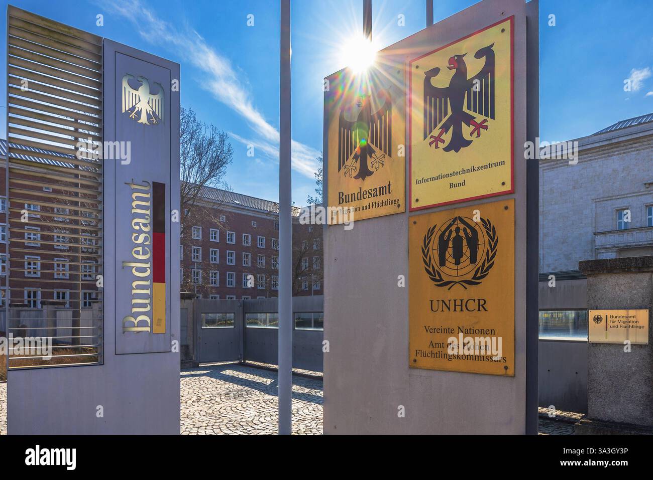 Bundesamt für Migration und Flüchtline BAMF Zentrale, Nürnberg, 16.03.2025 Schilder am Eingang ...