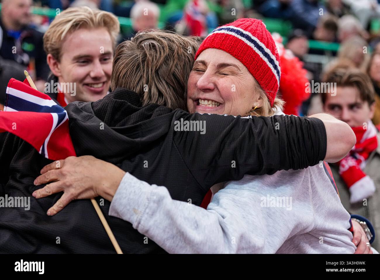 Hamar, Norway. 16th Mar, 2025. HAMAR, NORWAY - MARCH 16: fans hugging during the ISU World Speed ...