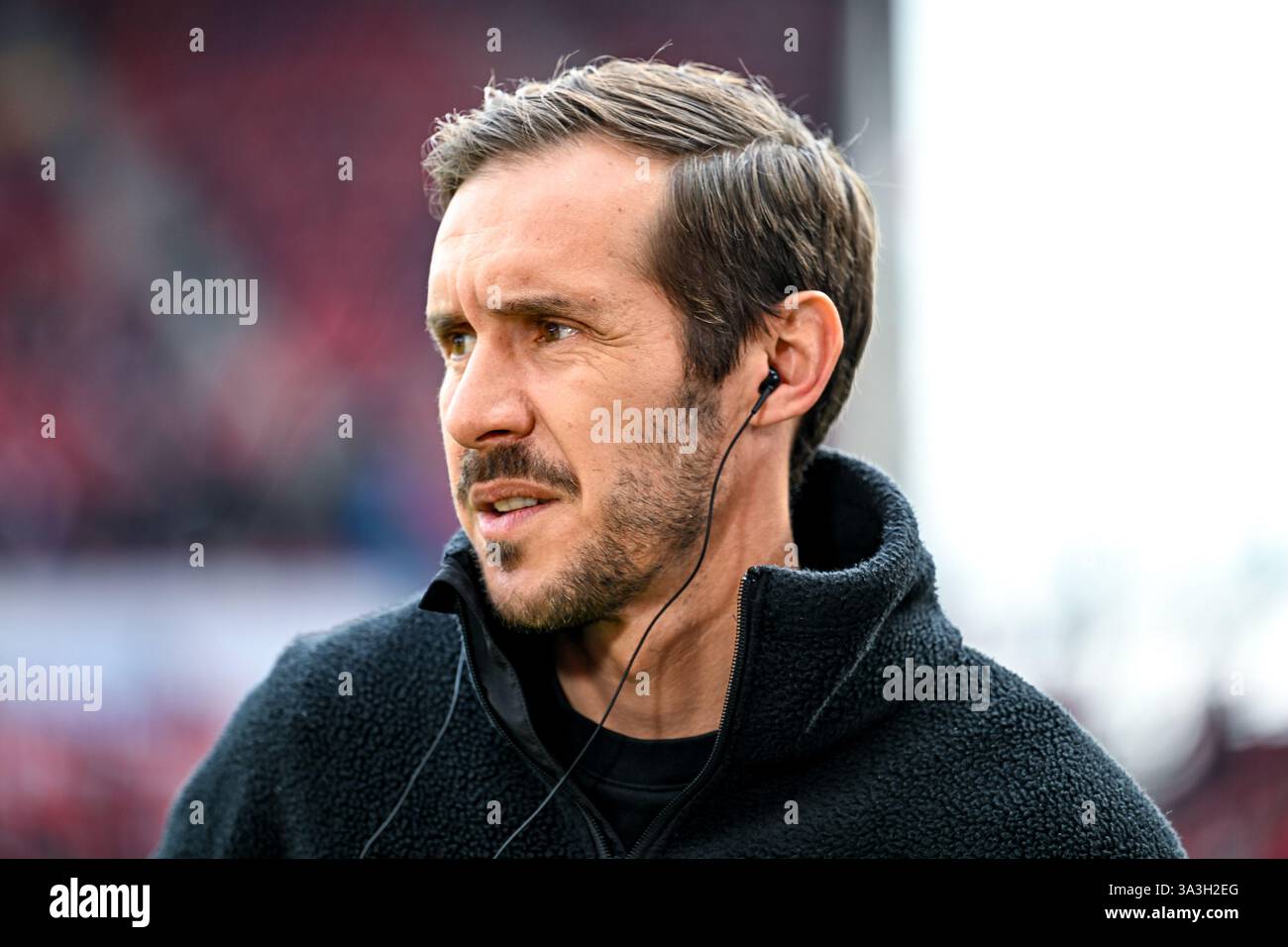 Julian Schuster (SC Freiburg, Trainer) beim TV Interview vor der Partie ...