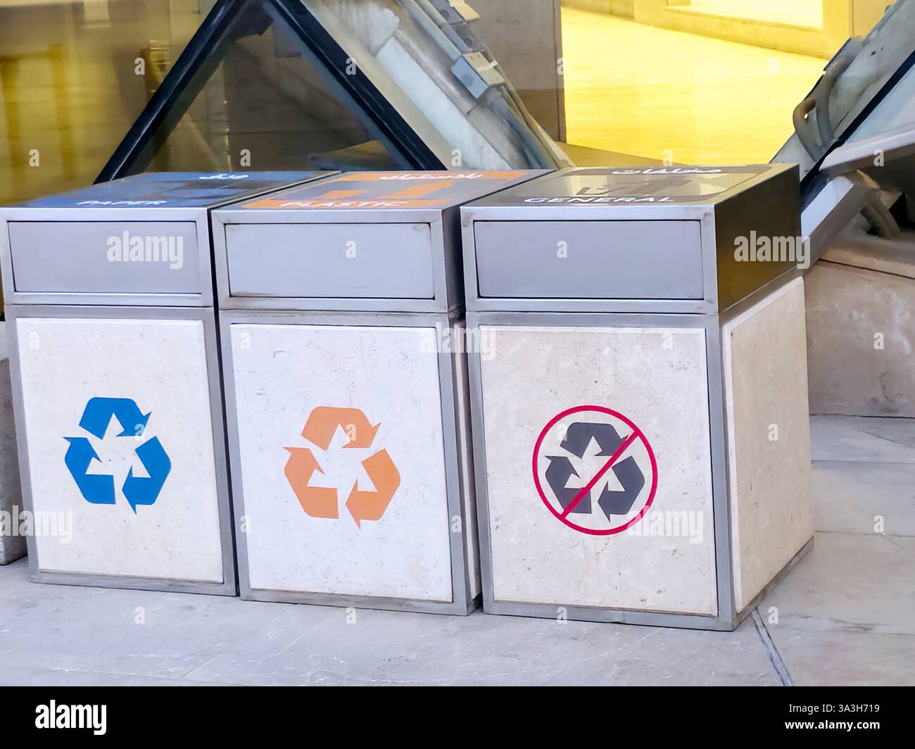 Translation of Arabic text (Organic, plastic, paper, general) metal ...