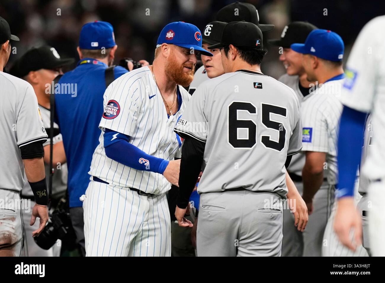Chicago Cubs' Justin Turner, center left, greets Yomiuri Giants ...