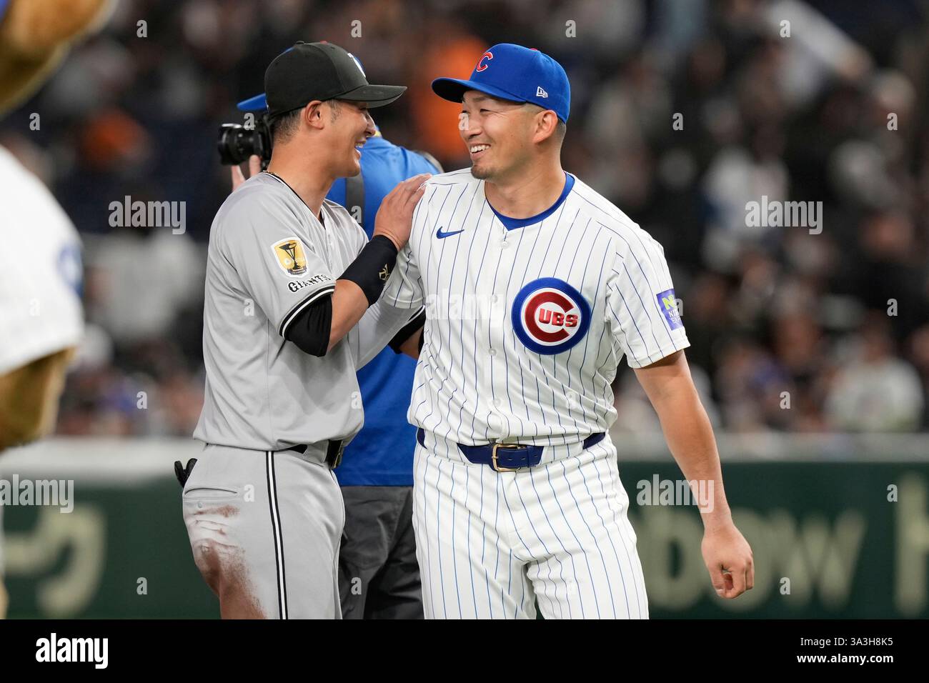 Yomiuri Giants' Naoki Yoshikawa, left, and Chicago Cubs' Seiya Suzuki ...