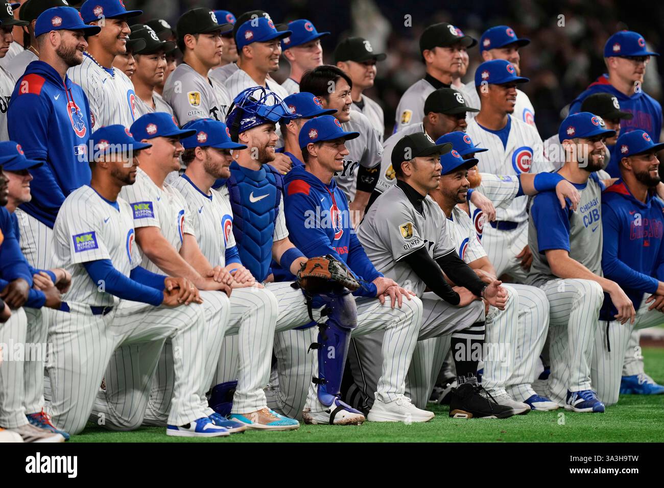 The Chicago Cubs and the Yomiuri Giants pose for a group photo after ...