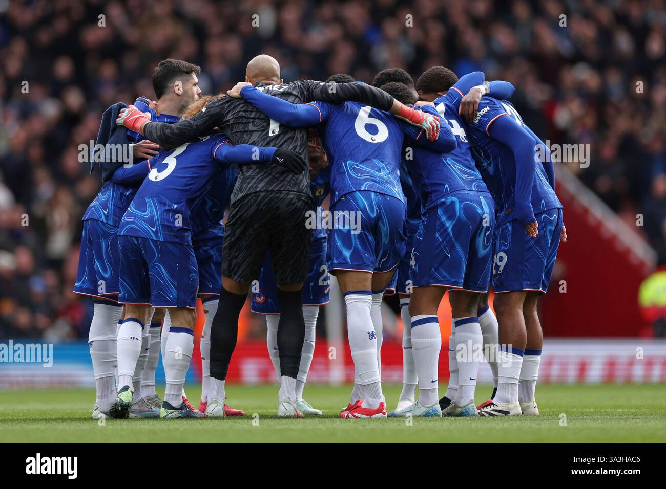 Chelsea team huddles just prior to kick off of the English Premier ...
