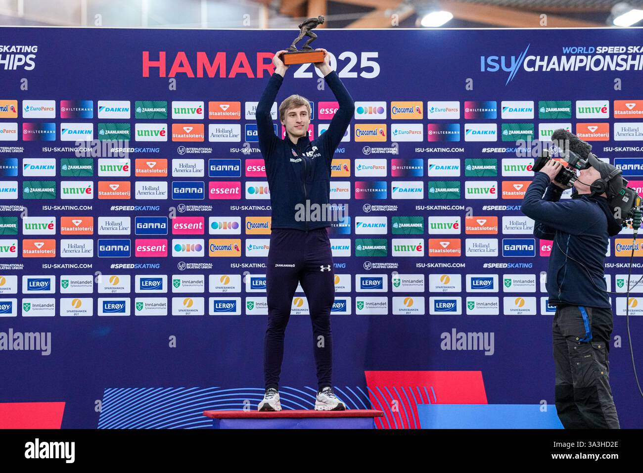 Hamar, Norway. 16th Mar, 2025. HAMAR, NORWAY - MARCH 16: Jordan Stolz of USA getting receives ...