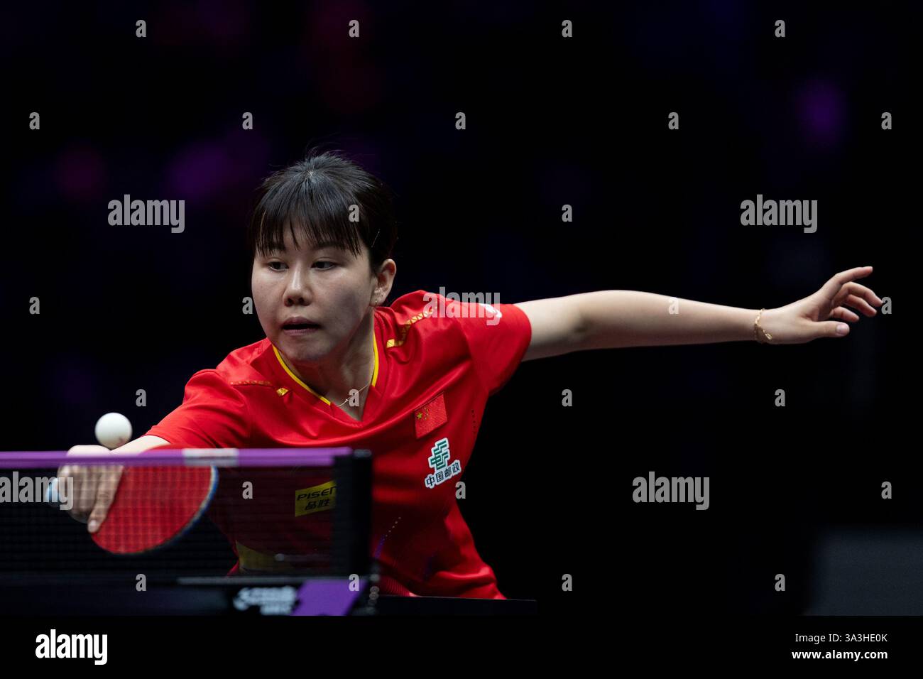 (250316) -- CHONGQING, March 16, 2025 (Xinhua) -- Chen Xingtong hits a ...