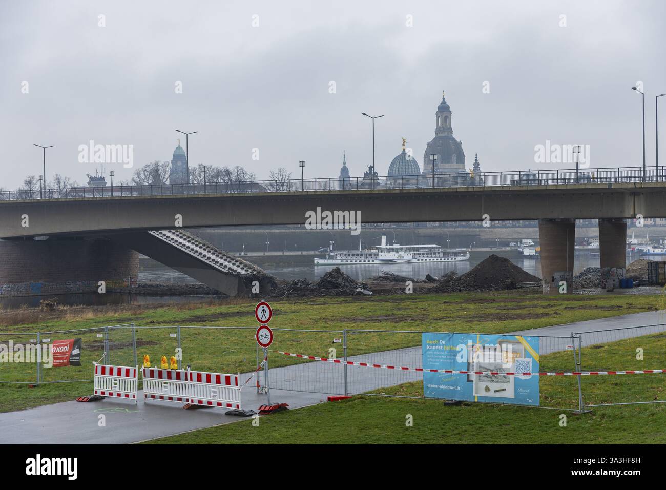 After the partial collapse of the Carola Bridge, demolition work was ...